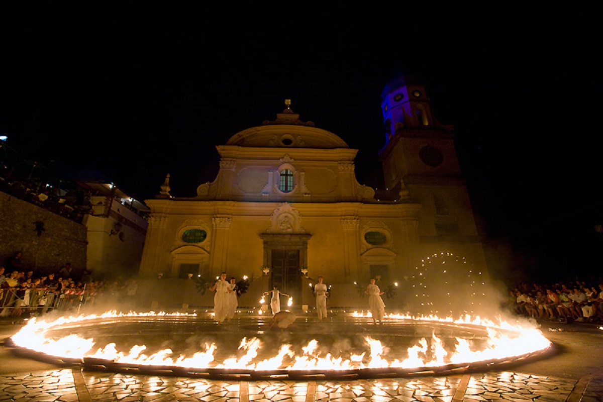 Praiano, tutto pronto per la magia della Luminaria di San Domenico ...