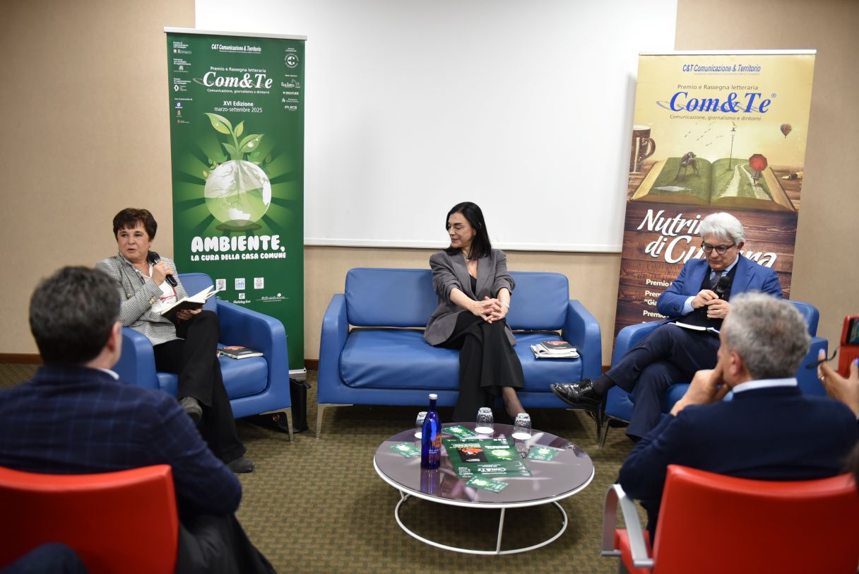 Cava de' Tirreni, Stefania De Pascale con "Piantare patate su Marte" ha aperto ieri sera la XVI ...